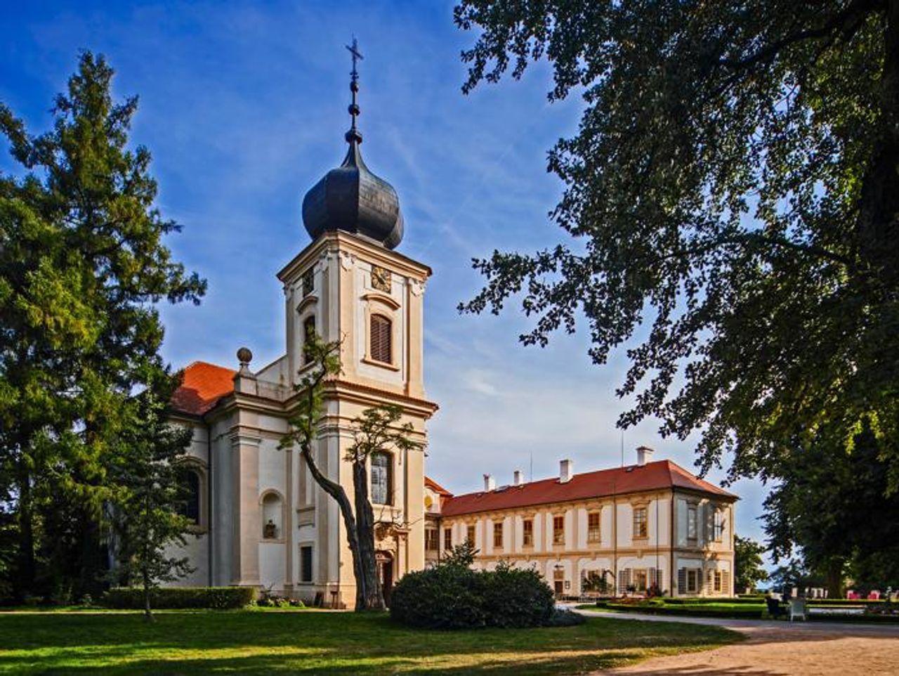 Self-guided tour of Loucen | SmartGuide