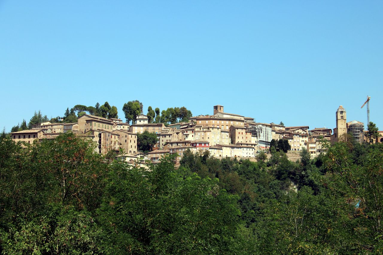 Self-guided tour of Amandola | SmartGuide