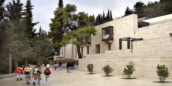 Self-guided tour of Delphi-Archeological-Museum | SmartGuide Self-guided tour of Delphi-Archeological-Museum | SmartGuide